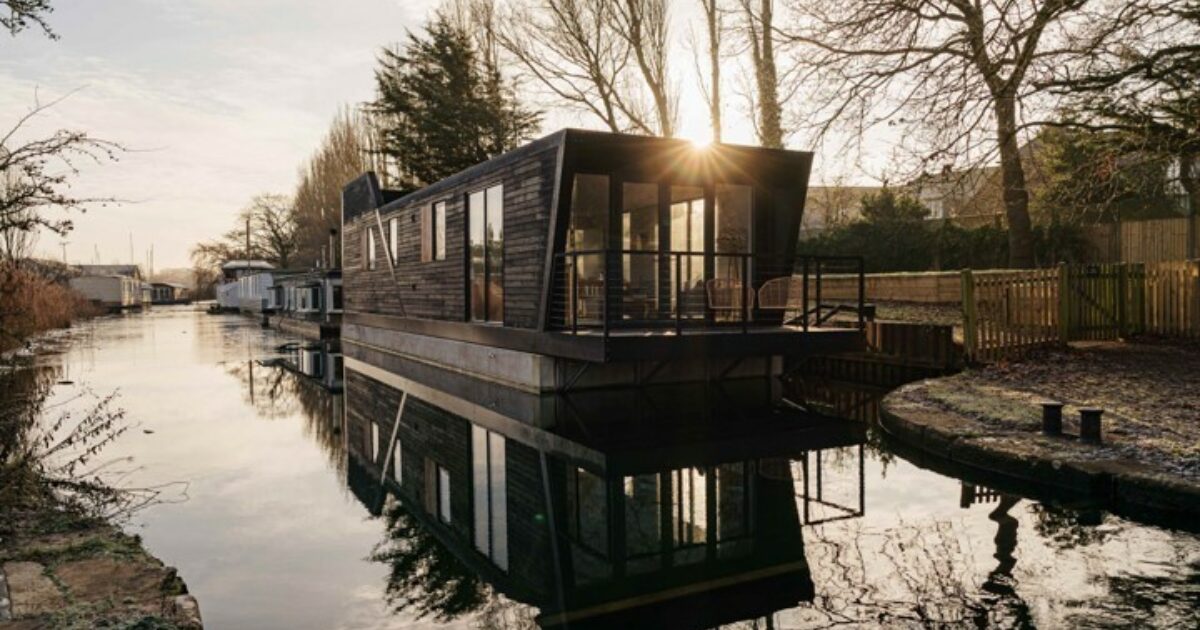 Residential R750 houseboat for full time luxury onwater living ...